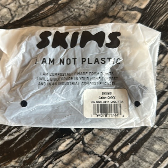 SKIMS | Accessories | Skims Seamless Face Mask In Onyx New | Poshmark